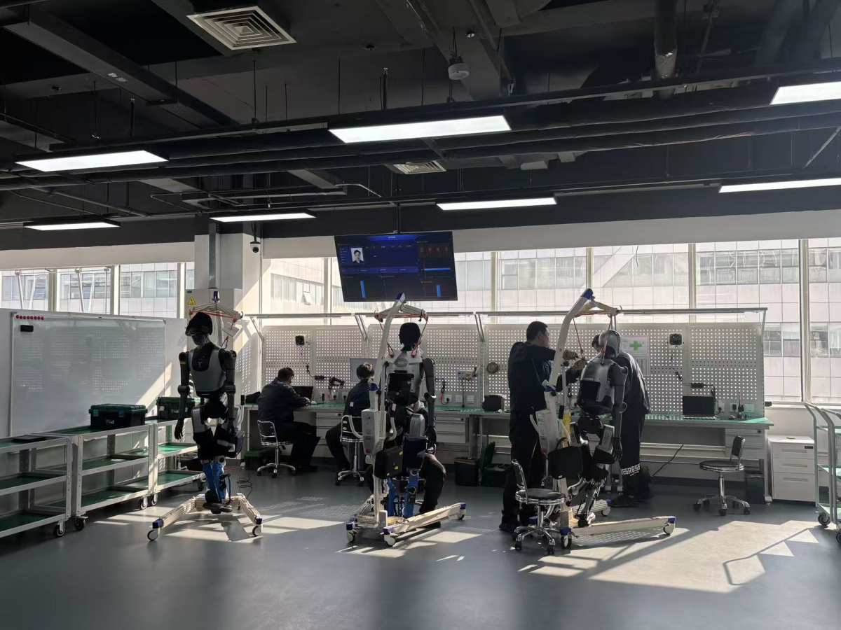 Beijing's first humanoid robot pilot testing platform officially ...